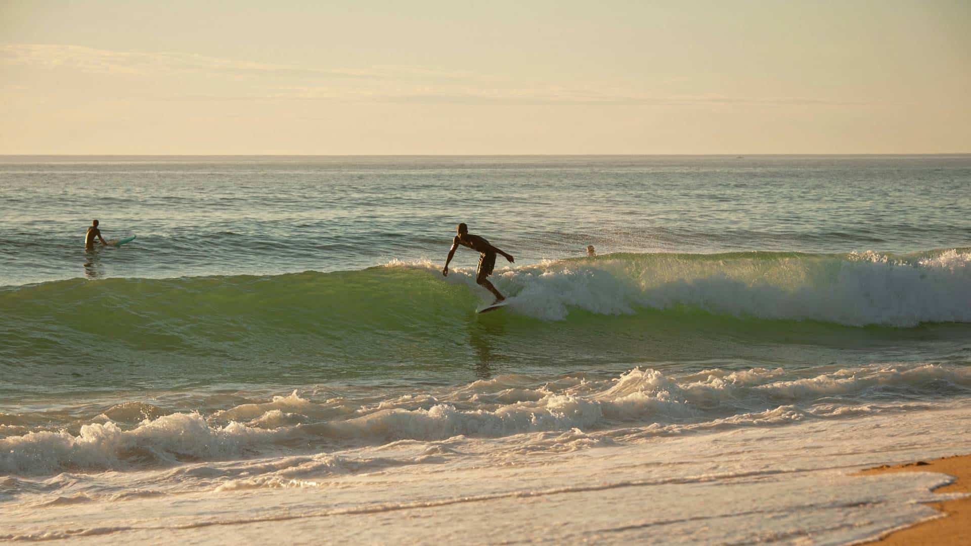 What Is a Point Break and Why Do Surfers Love It? - Rapture Surfcamps